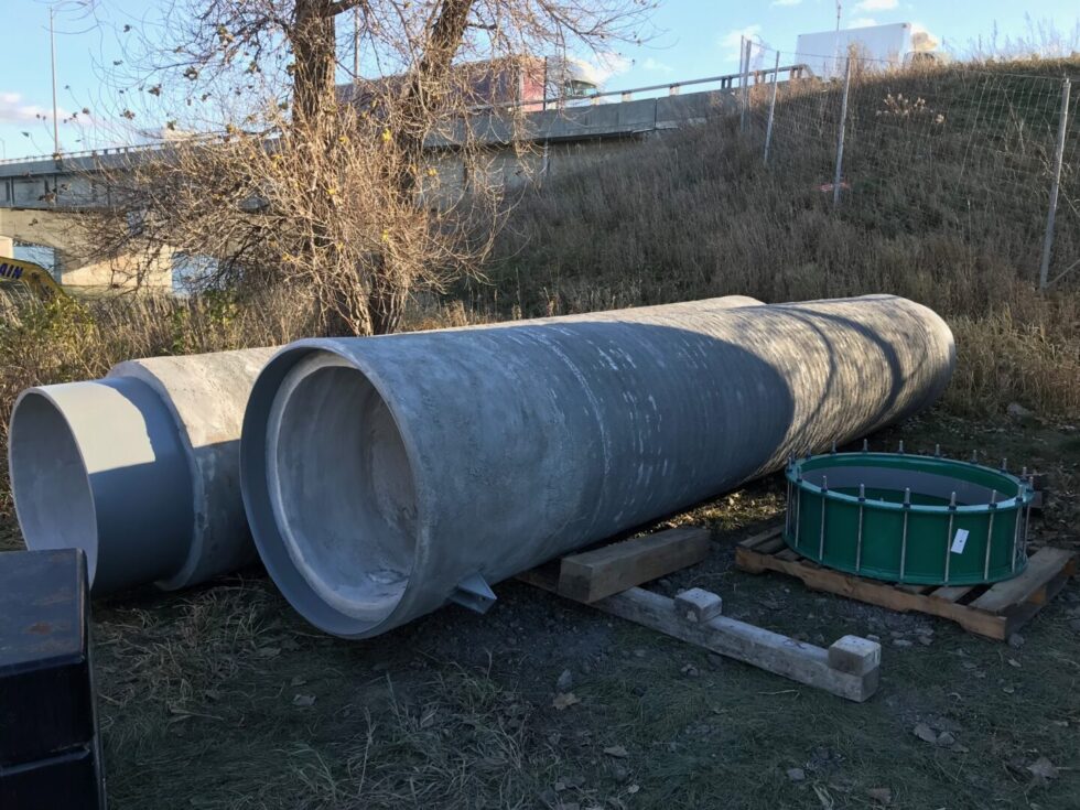 Broken 900-mm concrete/steel pressure grey water pipe in the Île Charon ...