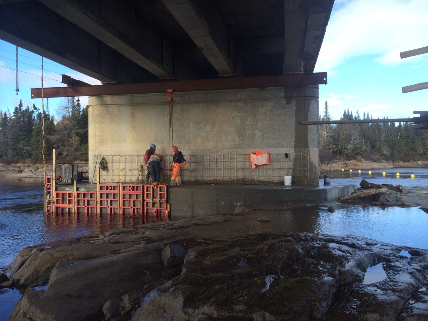 Reparation of piles 4 and 5 of the Minigan River Bridge - MVC Océan